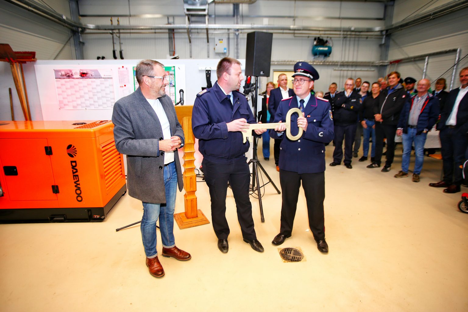 Feierliche Schlüsselübergabe des neuen Feuerwehrhauses in Eimsen – Ein bedeutender Schritt für ...